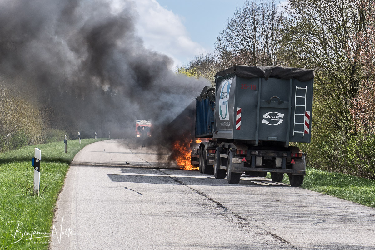 LKW in Flammen – Vollsperrung der L317 | BOS-Inside LKW in Flammen – Vollsperrung der L317 | BOS-Inside